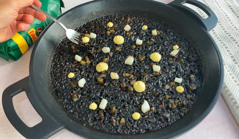 Arroz Negro Con Sepia: Receta Fácil y Sabrosa | La Fallera