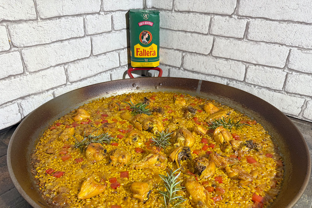 Paella de Pollo Fácil y Deliciosa: Receta Paso a Paso | La Fallera